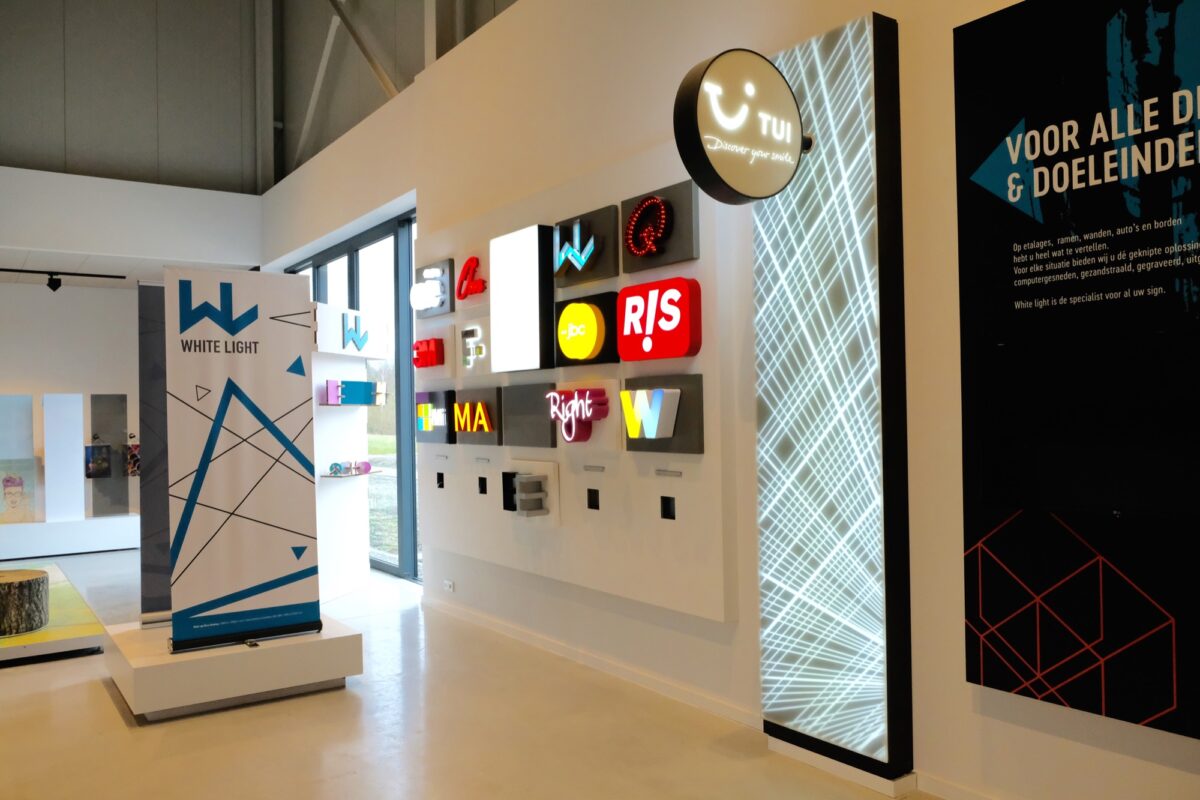 Showroom - ontdek de lichtbakken, displays, gevelletters, reboard displays